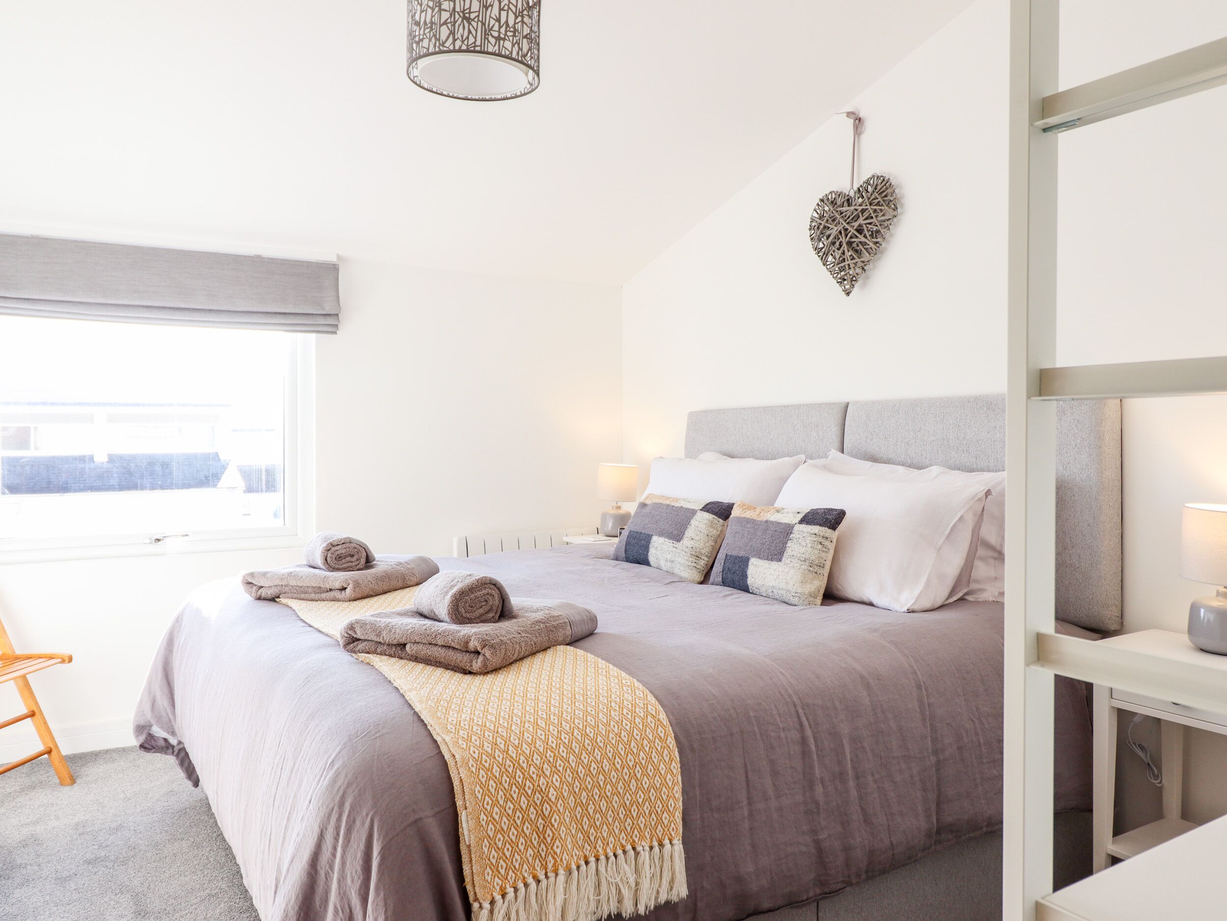 Sea Breeze, Pet Friendly, Character Holiday Cottage In Porthmadog - Borth Y Gest