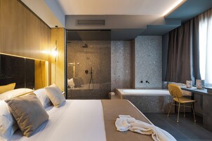 Quarto Deluxe | Cofre no quarto, cortinas/cortinados opacos, ferro/tábua de engomar 