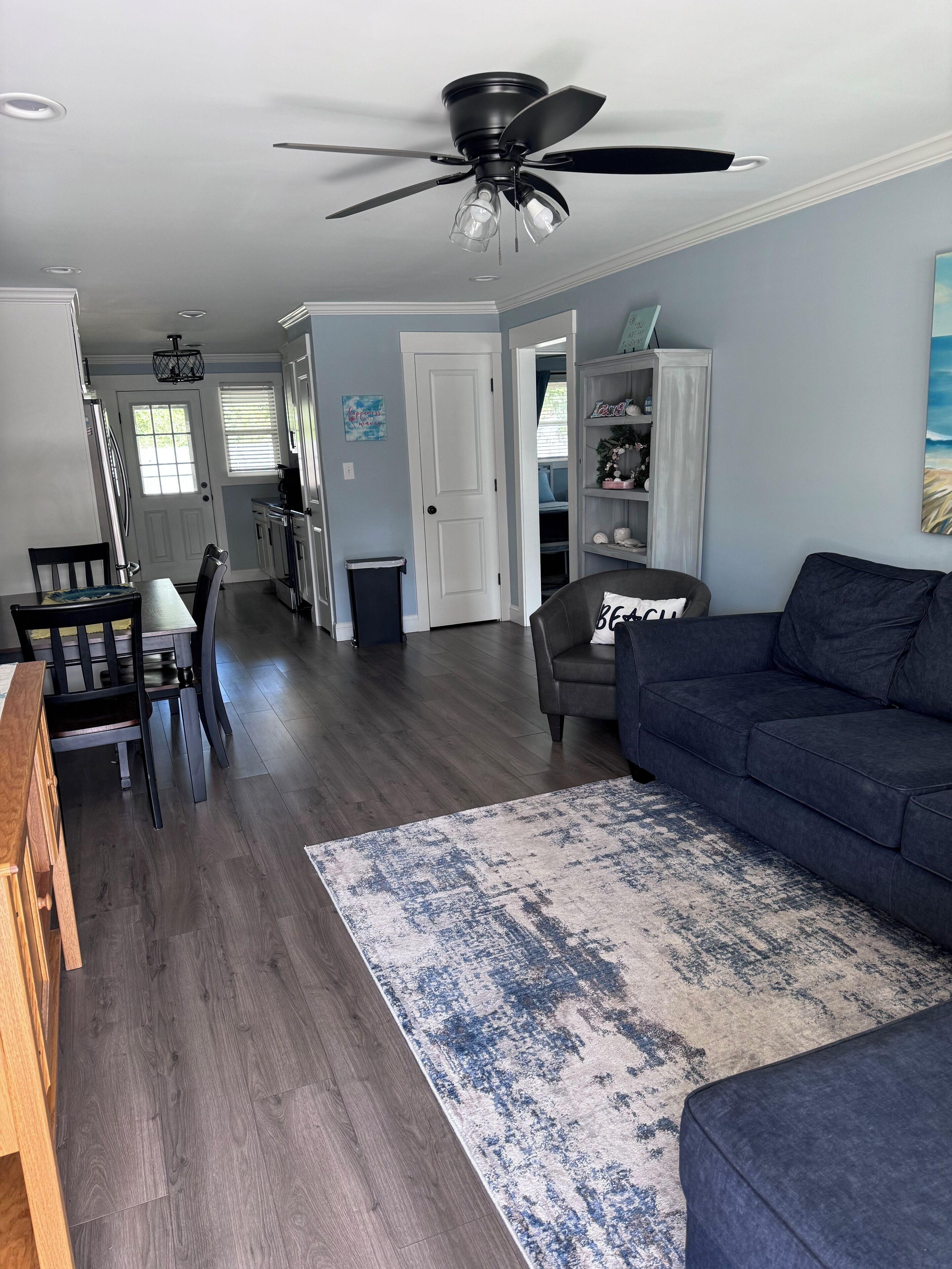 Coastal Breeze- Dwntwn Oki -Beach Walk- Stores -Restaurants -Bars -Ice Cream - Oak Island, NC