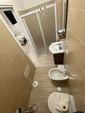 Eolo | Casa de banho | Um polibã, um chuveiro fixo, um secador de cabelo, um bidé 