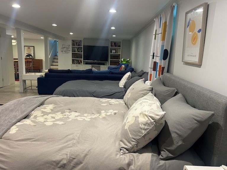 Entire Lower Level Of The House, Across From The Beach - Preston Beach, Marblehead