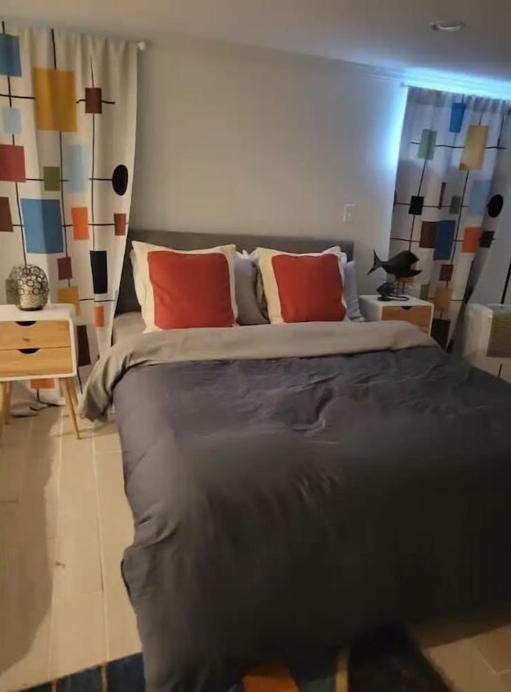 Entire Lower Level Of The House, Across From The Beach - Salem, MA