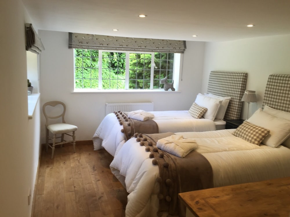 Cotswolds heaven, feed the alpacas and relax in luxury cottage with hot ...