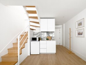 Apartamento | Cozinha privada | Um frigorífico/congelador grande, um micro-ondas, uma placa de cozinha