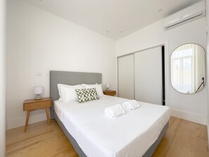 Apartamento | 1 quarto, escrivaninha, Wi-Fi de cortesia, roupa de cama