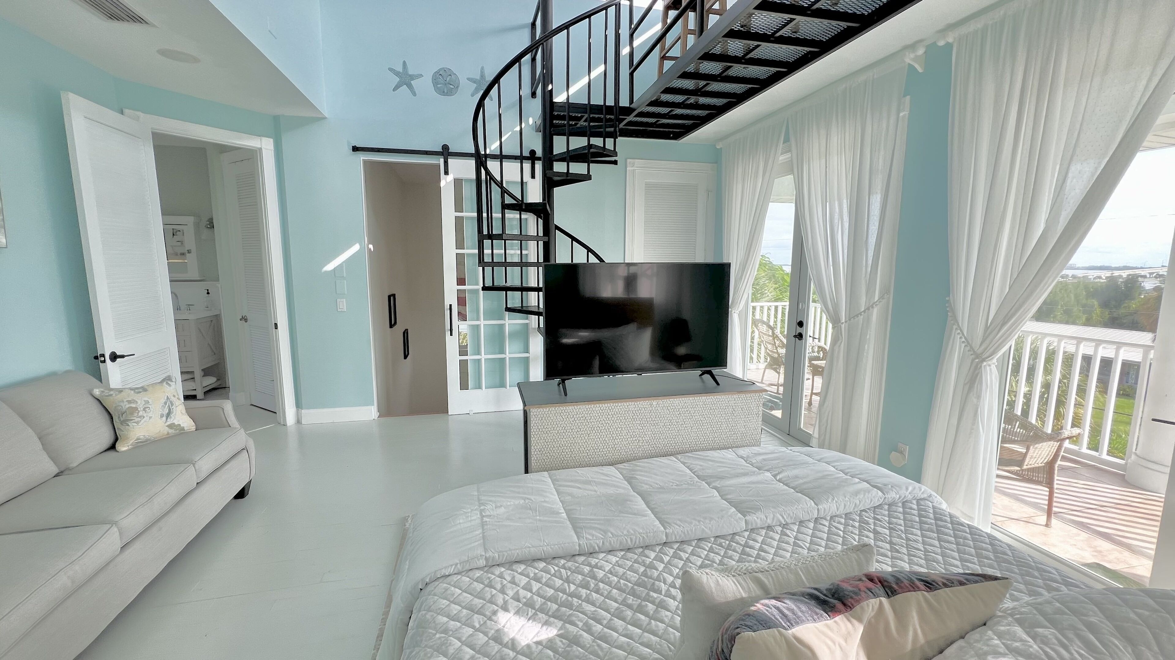 Key West Style Beach House W/ Boat Parking 2 Mins From Launch 5 Mins From Beach! - Jensen Beach, FL