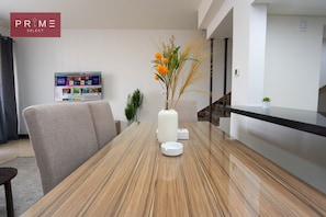 Apartamento Superior, 2 quartos | Cofre no quarto, ferro/tábua de engomar, Wi-fi grátis 