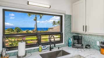 Apartamento de Luxo | Cozinha privada | Um frigorífico/congelador grande, um micro-ondas, um forno