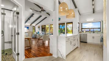 Apartamento de Luxo | Cozinha privada | Um frigorífico/congelador grande, um micro-ondas, um forno
