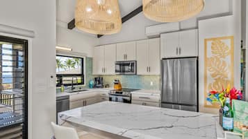 Apartamento de Luxo | Cozinha privada | Um frigorífico/congelador grande, um micro-ondas, um forno