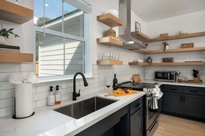 Casa, várias camas, banheira de imersão (306 W Travis Unit D) | Cozinha privada | Geladeira, micro-ondas, fogão, cooktop