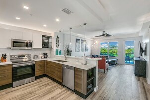 Geladeira grande, torradeira, talheres/pratos/utensílios de cozinha