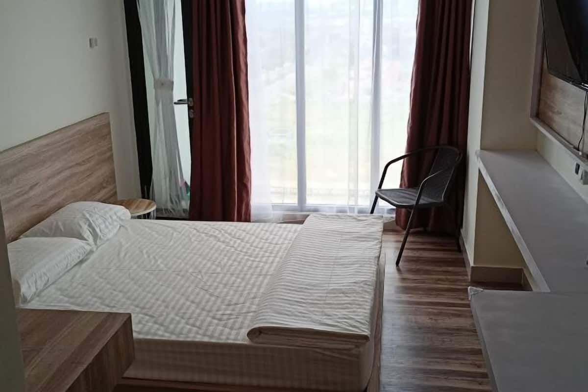 1 quarto, secretária, secretária adequada para computadores portáteis