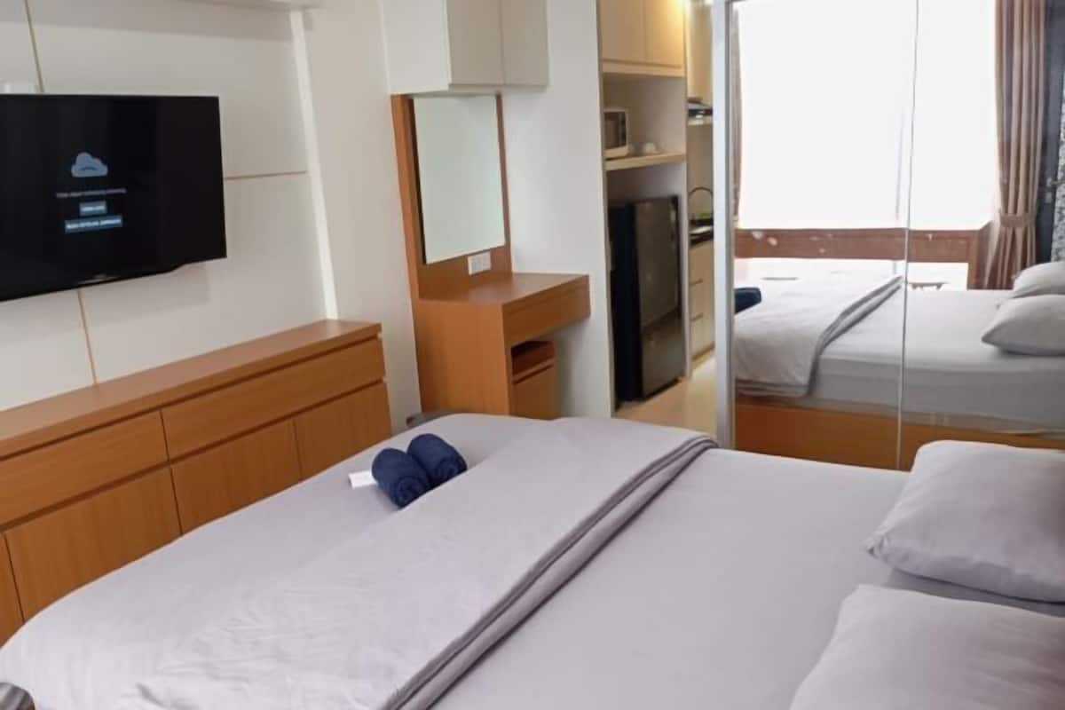 1 quarto, secretária, secretária adequada para computadores portáteis