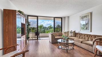 Apartamento em Condomínio Fechado, várias camas, varanda, vista para o oceano (ANC307) | Sala de estar