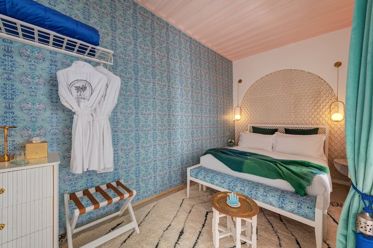 Quarto Duplo Deluxe, não fumadores, vista para a piscina | Lençóis de algodão egípcio, roupa de alta qualidade, edredões de penas 
