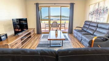 Apartamento Panorâmico, vista para a praia | Sala de estar | Smart TV de 60 polegadas com canais digitais, serviços de streaming