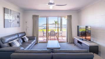 Apartamento Panorâmico, vista para a praia | Sala de estar | Smart TV de 60 polegadas com canais digitais, serviços de streaming