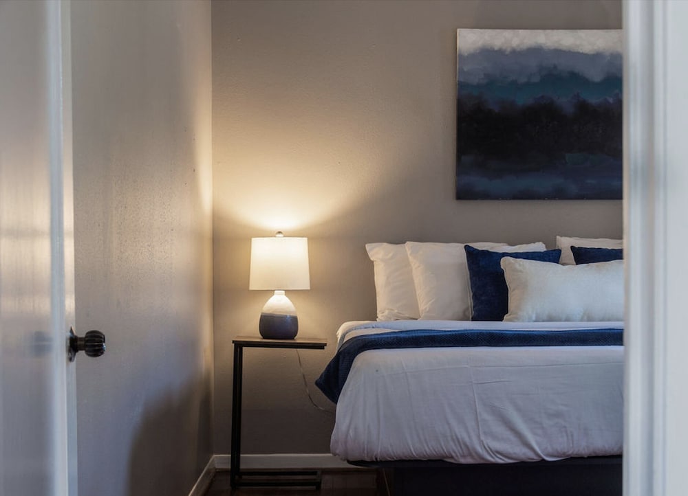 The Hera! Luxury Mansion In Montrose W/ Pool 2br+3 - Houston, TX