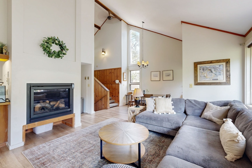 Mtn-view Condo With 3 Hot Tubs, 4 Pools, Sauna, Game Room, Tennis, Fireplace - Franconia, NH