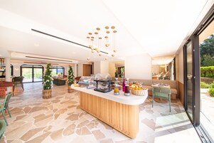 Café da manhã com buffet todos os dias mediante uma taxa