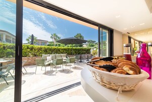 Café da manhã com buffet todos os dias (EUR 23 por pessoa) 