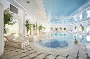 Piscina interior, piscina exterior, toldos gratuitos, guarda-sóis