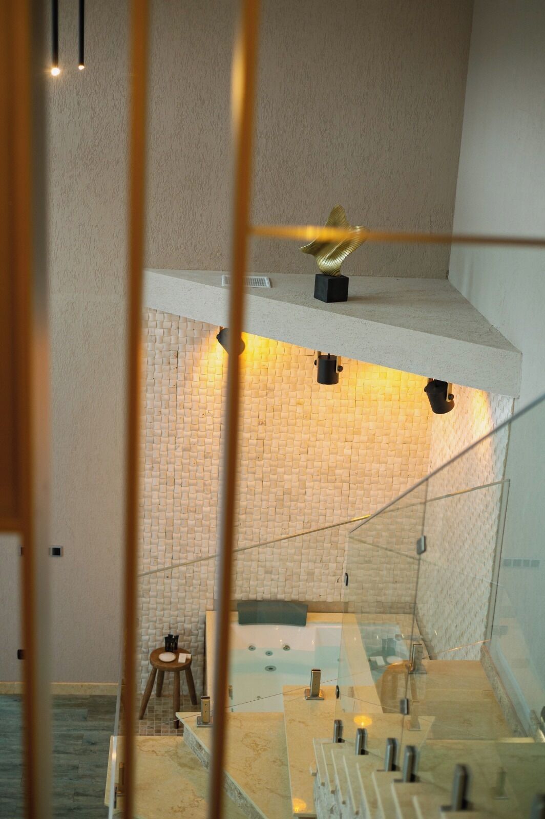 Penthouse Postavaru with hot tube & fireplace | Área de estar | Smart TV 120 cm com canais digitais, lareira
