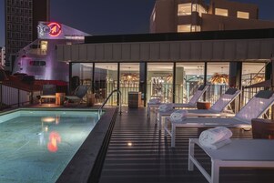 Piscina externa, guarda-sóis