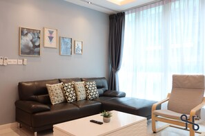 SA#02 - 2BR with Netflix TV for 6 Pax [Tower 2] | Sala de estar | Televisor LED de 32 polegadas com canais por cabo 