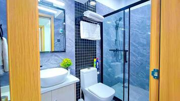Apartamento Empresarial, 1 cama queen-size | Casa de banho | Um bidé, toalhas fornecidas