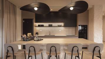 Um frigorífico/congelador grande, um micro-ondas, um forno