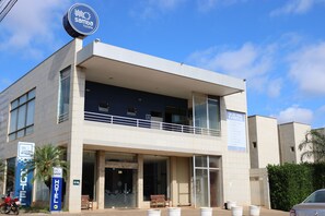 Um edifício de hotel moderno com a placa 'Samba Hotels'.