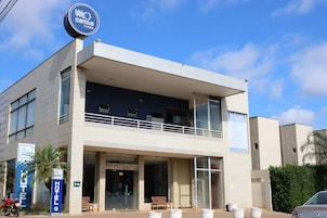Um edifício de hotel moderno com a placa 'Samba Hotels'.