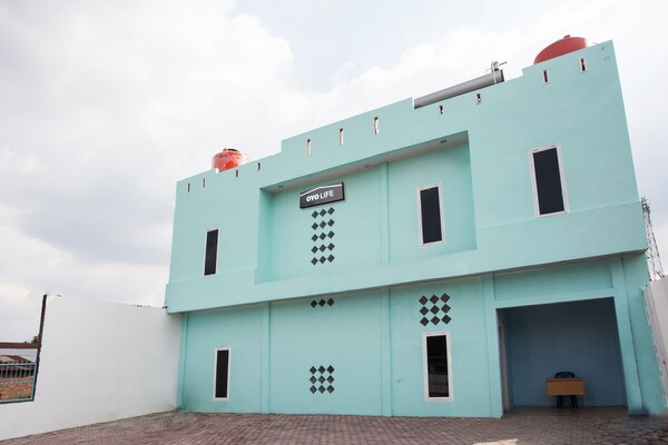 Oyo Life 2601 Homestay Damai Helvetia - Medan