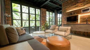 Loft Premium | Sala de estar | Smart TV de 40 polegadas com canais por cabo, serviços de streaming