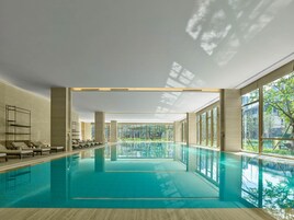 Piscina interior, piscina exterior sazonal, guarda-sóis 