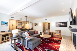 Apartamento Premier em Condomínio Fechado, 3 quartos | Sala de estar | Televisor, serviços de streaming 