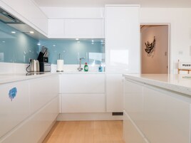 Um frigorífico, uma máquina de lavar louça, uma chaleira elétrica 