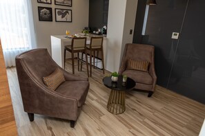 Suite Superior | Sala de estar | Smart TV, monitores 