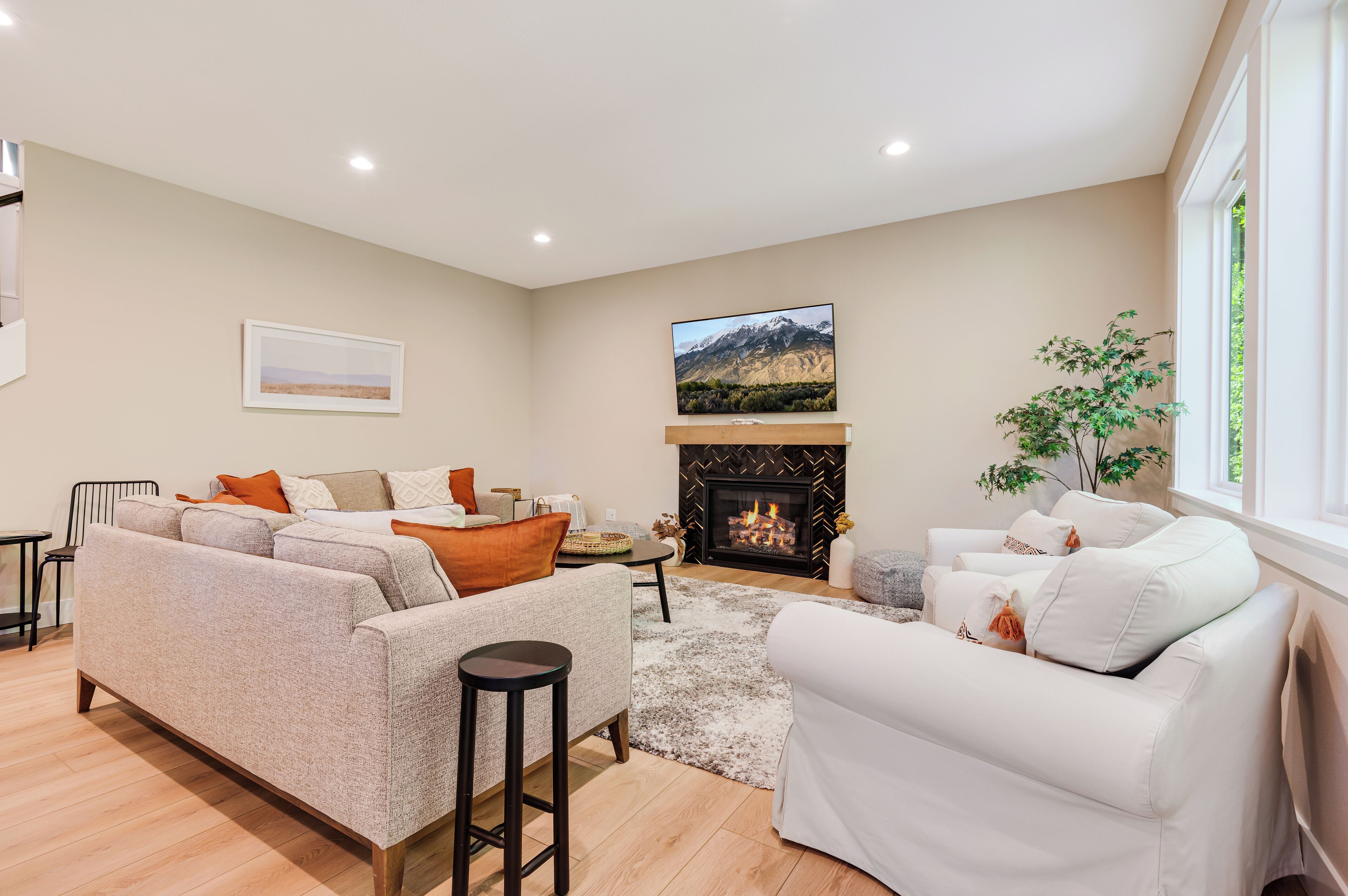 Avery House In Newberg: 6 Bedrooms, Forest Views, Sleeps 12, Ideal For Family Getaways - Newberg, OR