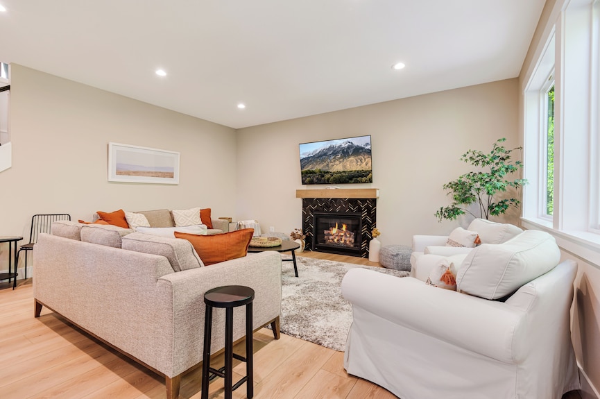 Avery House In Newberg: 6 Bedrooms, Forest Views, Sleeps 12, Ideal For Family Getaways - Newberg, OR