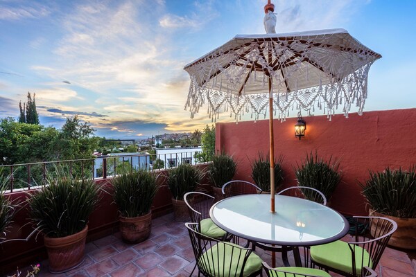 3br Home With Rooftop & Garage In Centro - San Miguel de Allende