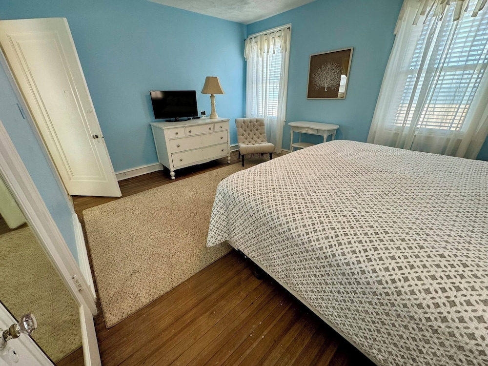 Shoreline Cottage - Oceanfront - North End VB - Virginia Beach | Vrbo