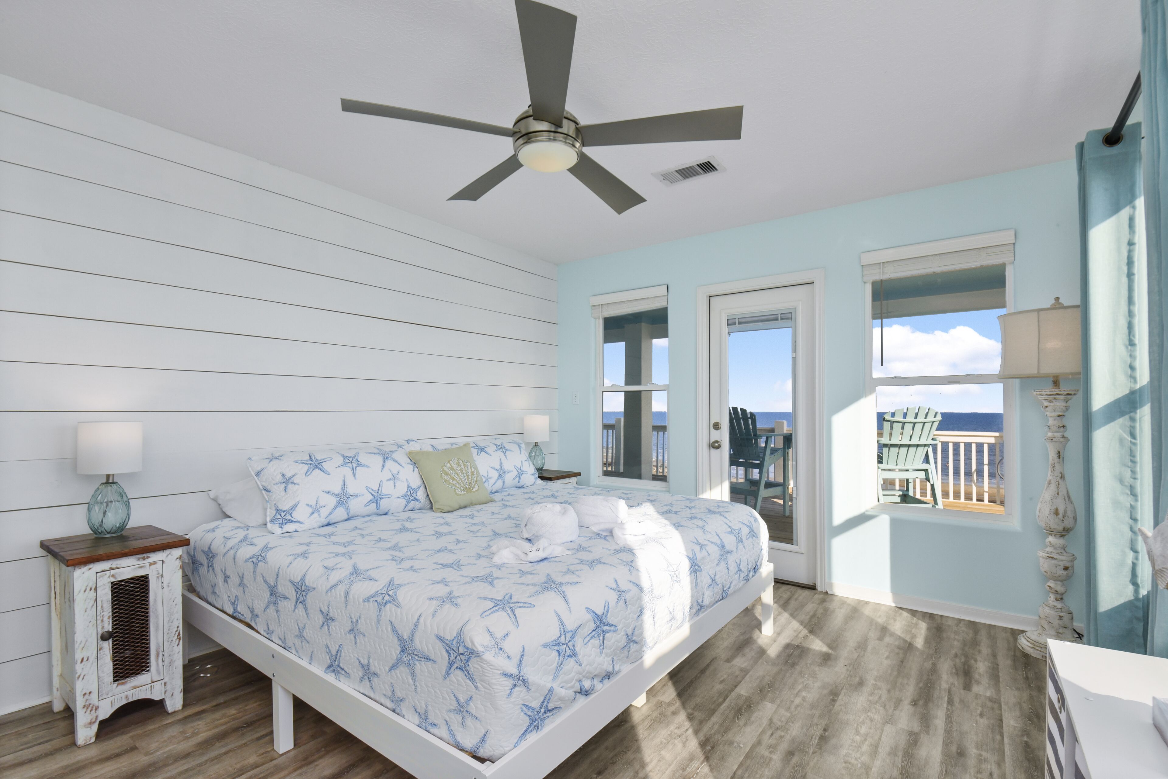 Beachfront House In The Heart Of Crystal Beach! Private Fenced Yard - Crystal Beach, TX