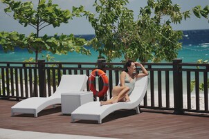 2 piscinas externas, espreguiçadeiras