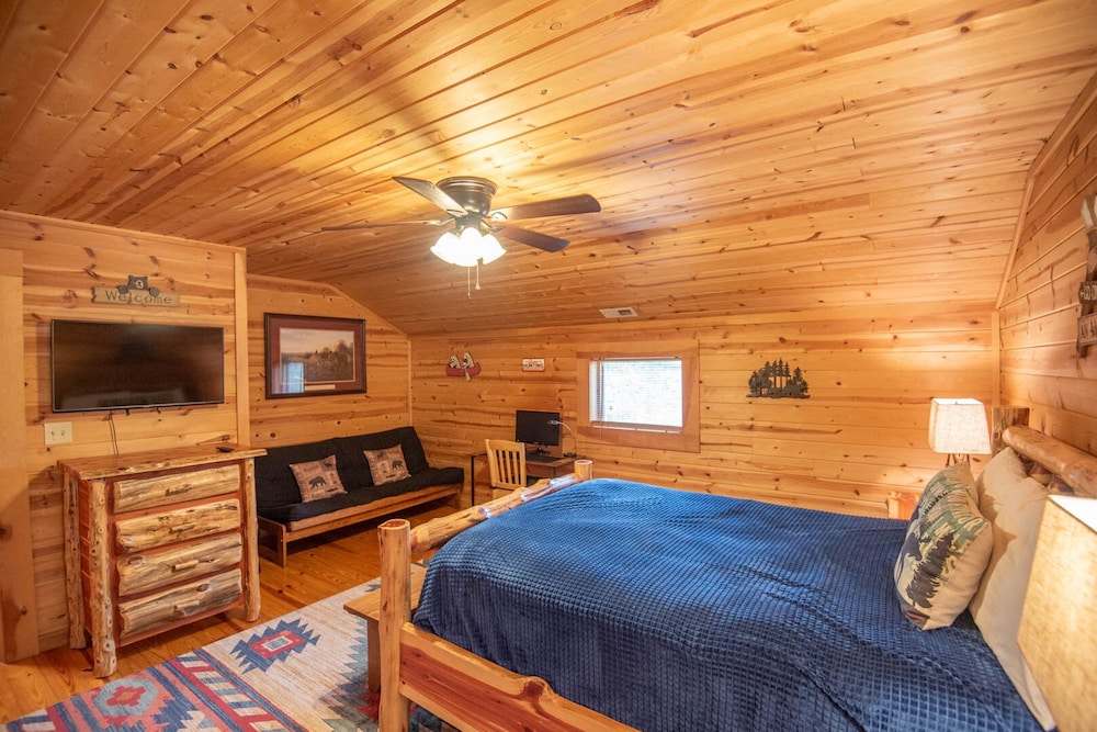 Adventure Cabin! Fire Pit, State Park, Fishing, Mtn Views, Hot Tub ...