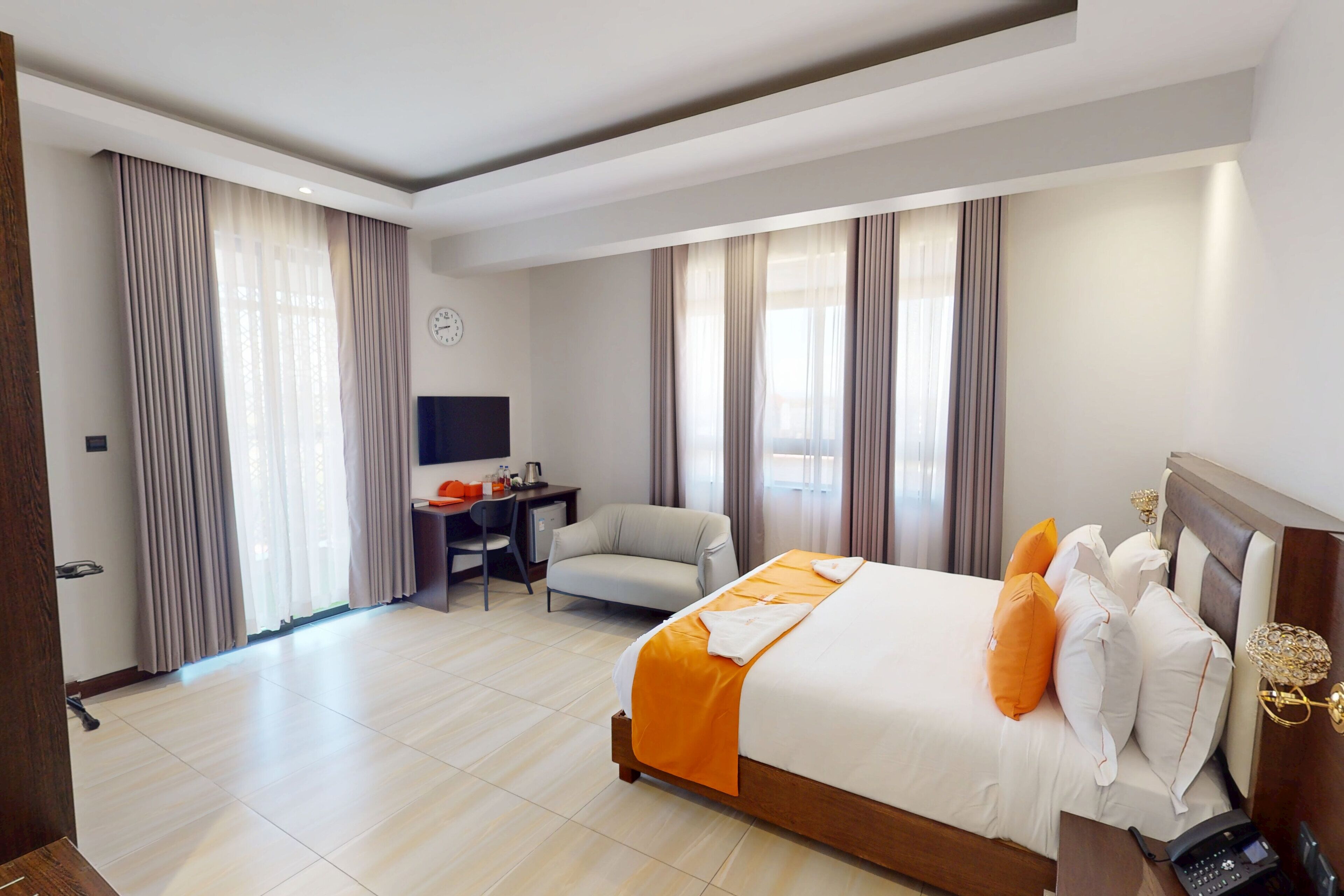 Roupas de cama premium, frigobar, individualmente mobiliados