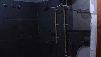 Quarto Deluxe | Casa de banho | Um polibã, um chuveiro fixo, toalhas fornecidas