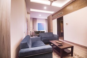 Apartamento premium | Área de estar | TV de tela plana 32 polegadas com canais a cabo